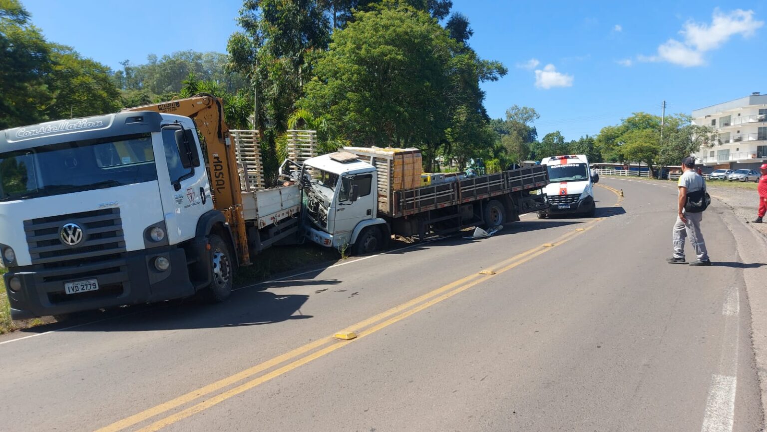 Acidente entre dois caminhões deixa um ferido em Sobradinho