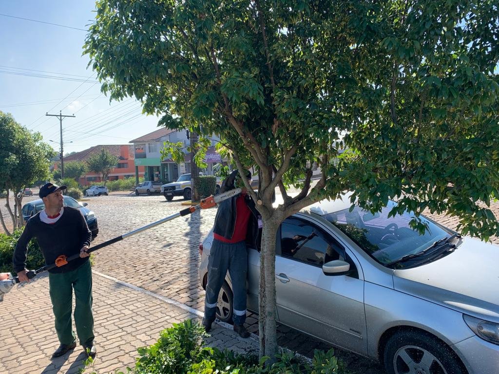 Prefeitura de Estrela Velha inicia poda de árvores