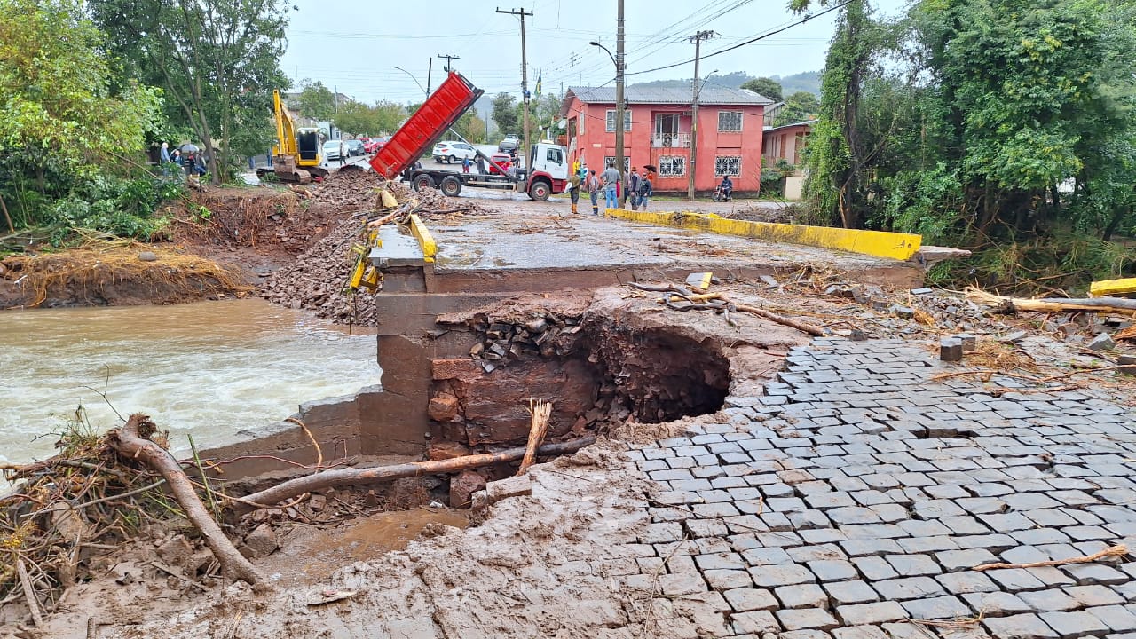 Ponte do Bairro Maieron é liberada para veículo leves