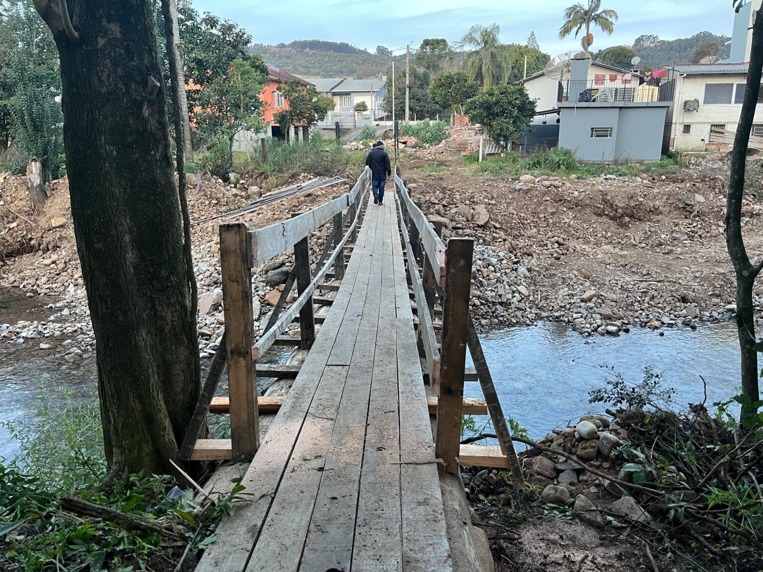Pinguela que liga o bairro Vera Cruz é reconstruída